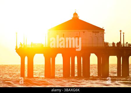 Sun shining behind Manhattan Beach Pier Stock Photo - Alamy