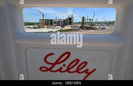 14 May 2025, Rhineland-Palatinate, Alzey: A construction site barrier ...