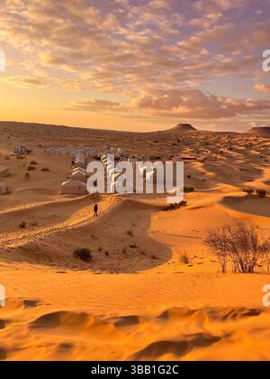 Desert tents at a luxury camp site at Erg Chebbi in the Moroccan Sahara ...