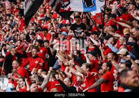 EINDHOVEN - PSV fans celebrate equalizer FC Groningen during the Dutch ...