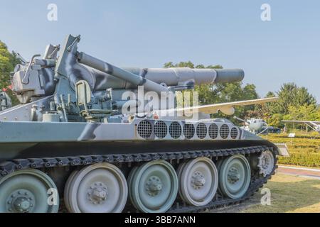 M110 8 inch self propelled howitzer tank military Stock Photo - Alamy
