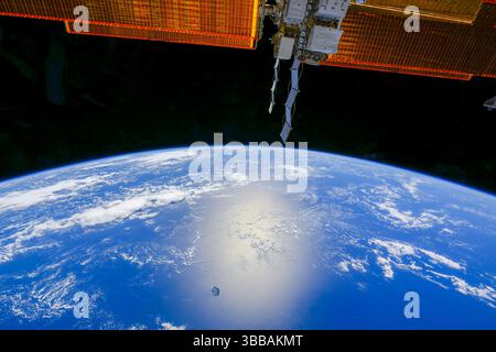 sunlight reflection over sea, planet earth Stock Photo - Alamy