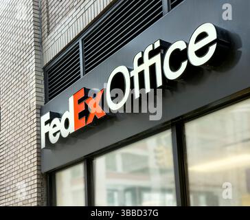 FedEx Office store Stock Photo - Alamy