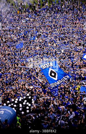 Hamburg, Deutschland. 10th May, 2025. firo: 10.05.2025, Football: 2 ...