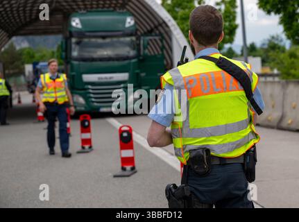 Kiefersfelden, Germany. 15th May, 2025. The lettering "Polizei" can be ...