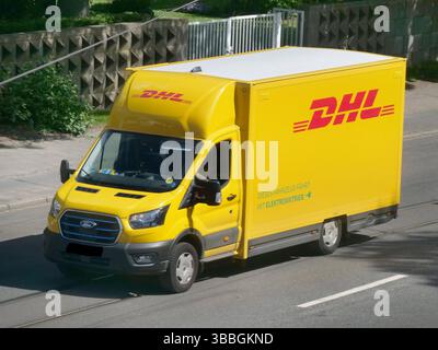 DHL Paketfahrer bei der Auslieferung. DHL *** DHL parcel driver ...