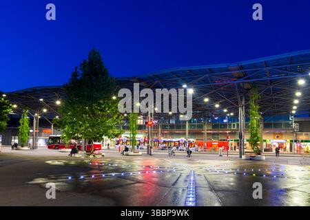 circle square Praterstern, Praterstern railway station, streetcar ...