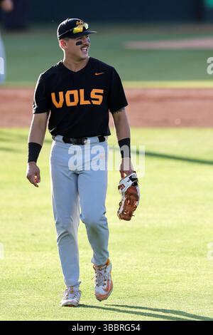 Tennessee Volunteers center fielder Hunter Ensley (9) at bat against ...