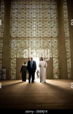 President Donald Trump tours Sheikh Zayed Grand Mosque, Thursday, May ...