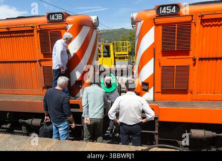 Coupling two CP Class 1400 locomotive train engines, Linha do Douro ...