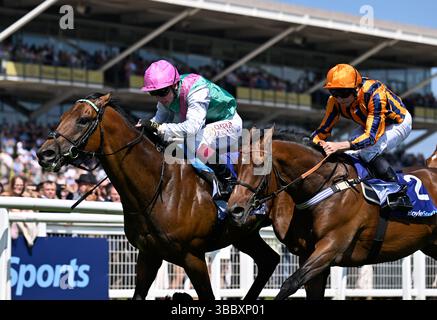 Newbury, UK. 17th May, 2025. Lead Artist ridden by Oisin Murphy (pink ...