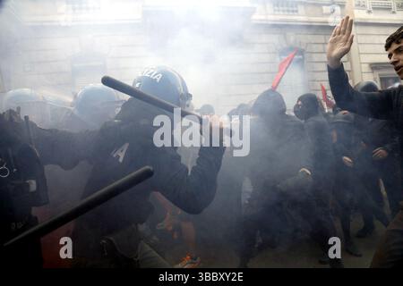 MILAN - Students and social centers march against the government and ...