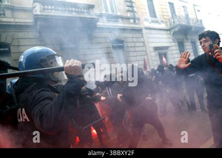 MILAN - Students and social centers march against the government and ...
