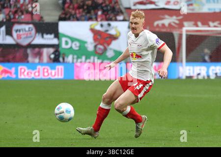 Nicolas Seiwald (13, RB Leipzig) charges at goalkeeper [goalkeeper ...