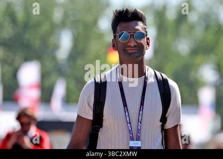 Lawrence Barretto (GBR) F1 Presenter on the grid. 22.11.2025. Formula 1 ...