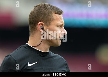Assistant referee Wade Smith during the Brentford v Nottingham Forest ...