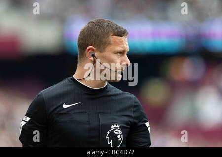 Assistant referee Wade Smith during the Brentford v Nottingham Forest ...