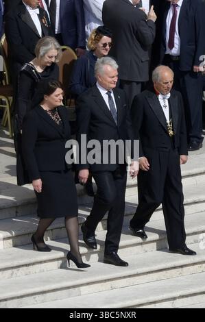 Gitanas Nauseda mit Ehefrau Diana Nausediene bei der Trauermesse für ...
