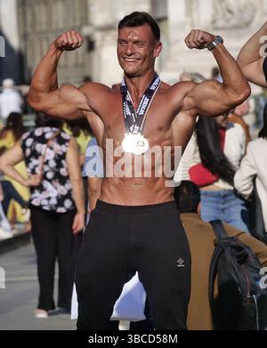 Valentin Pfister Swiss bodybuilder photo shoot in Piazza Duomo Milan ...