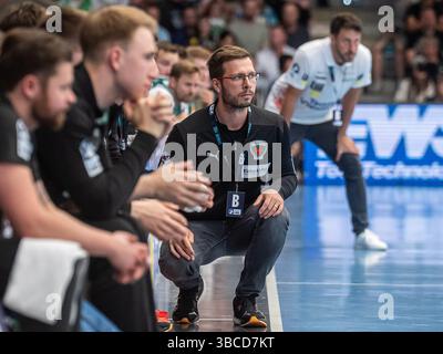 Jaron Siewert (Fuechse Berlin, Cheftrainer) versteht eine Entscheidung ...