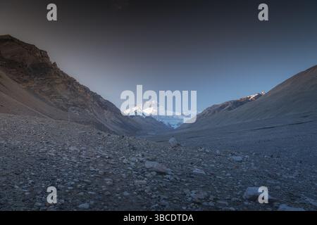 Mount Everest and stacked Mani stones near the north side of Everest ...