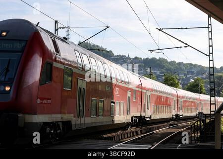 Ein Zug der DB, RSX, Rhein Sieg Express, RE9, faehrt fährt durch ...