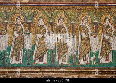 Il Corteo delle Vergini - mosaico .- VI secolo - - Ravenna, chiesa di S ...