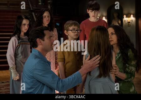 Carla Gugino, Julian Hillard, McKenna Grace, Lulu Wilson, Paxton ...