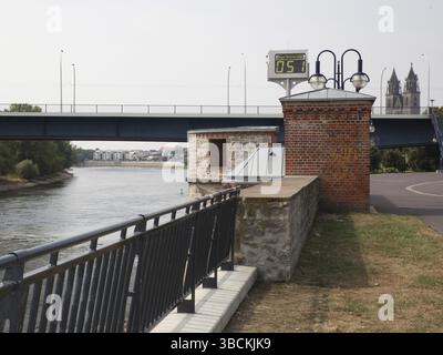 Elbe water level measuring point Magdeburg river bridge at low water ...