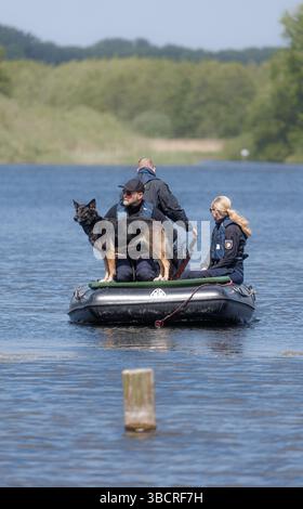 Westensee, Germany. 21st May, 2025. Emergency services use a sniffer ...