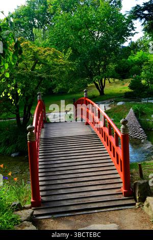 Wooden japanese bridge in Albert Kahn Garden - Boulogne-Billancourt ...