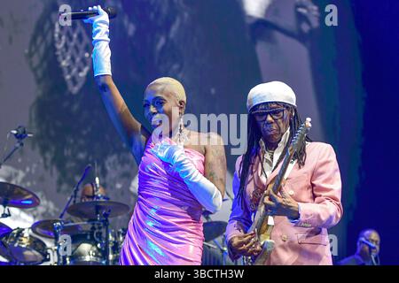 Nile Rodgers & Chic (Nile Rogers, guitar, Kimberly Davis, vocals). Live ...