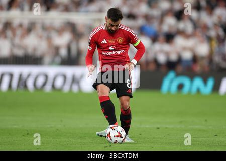 Bruno Fernandes of Manchester United in the pre-game warm up during the ...