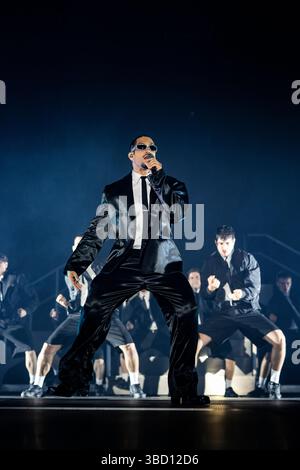 Napoli, Italy. 21st May, 2025. Italian singer Mahmood performs live on ...