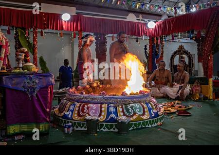 Hindu brahmins performing Puja in the Sri Mariamman Temple in Singapore ...