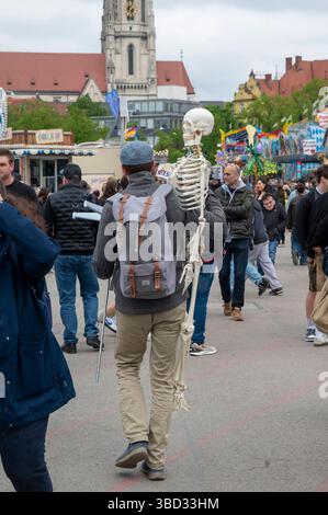 Muenchen, der grosse Flohmarkt beim 59. Fruehlingsfest auf der ...
