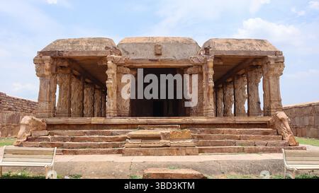Beautifully Carved Pillars of Vijayanagara Style Shri Madhavaraya Swamy ...