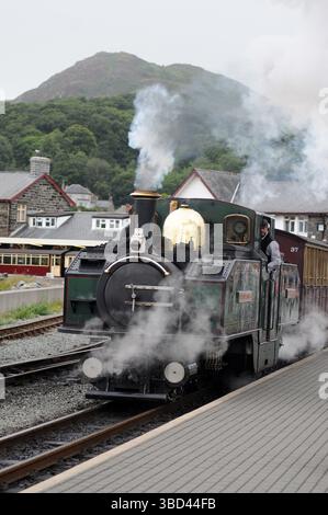 Porthmadog Harbour Station and the Earl of Merioneth train on the ...