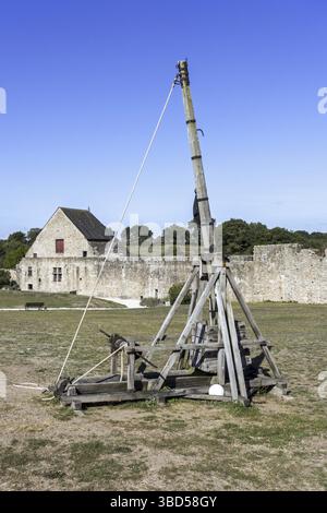 medieval counterweight trebuchet Stock Photo - Alamy