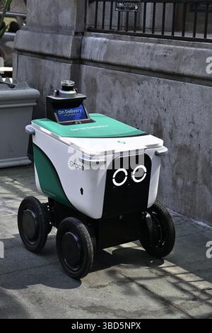 Serve Robotics autonomous delivery robot on the streets of downtown ...