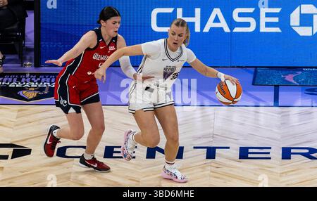 Washington Mystics guard Jade Melbourne (5) drives to the basket ...