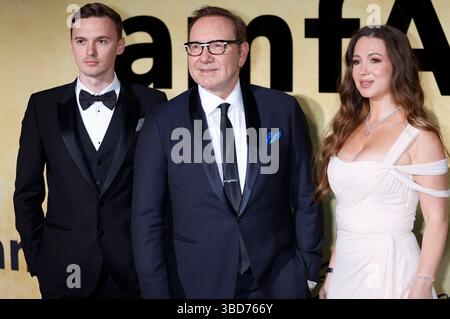 Gast, Kevin Spacey und Elvira Gavrilova bei der 31. amfAR Gala Cannes ...