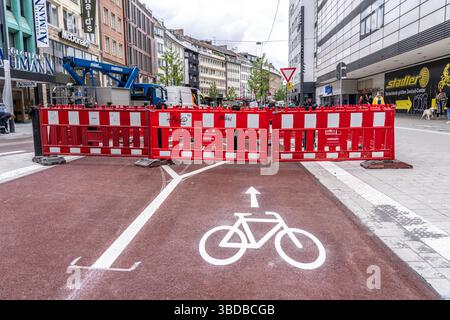 Construction work on the cycle and pedestrian bridge in Palma del Río ...