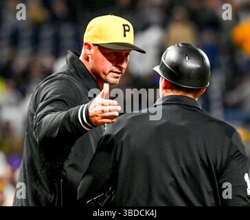 Pittsburgh Pirates manager Don Kelly (12) prepares for the game against ...