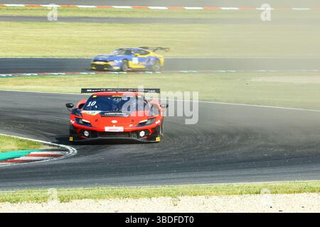 Ben Green (GB/Emil Frey Racing), Ferrari 296 GT3 vor Nicki Thiim (DK ...