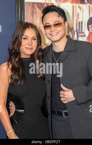 Ali Fumiko Whitney und Ricky He bei der Premiere des Tubi Films Worth ...