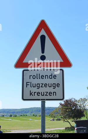 Sign indicating taxiing aircraft crossing Stock Photo - Alamy