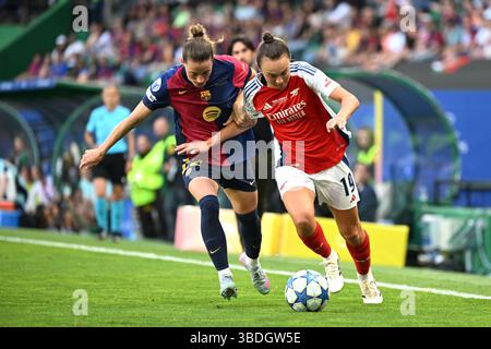 Arsenal's Caitlin Foord (right) and Barcelona's Ona Batlle battle for ...