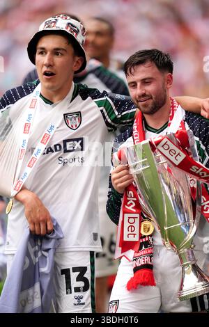 Sunderland's Luke O'Nien and Patrick Roberts celebrate following during ...