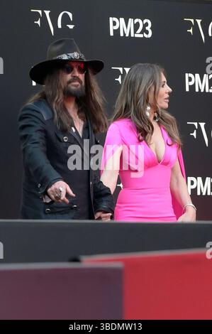 Elizabeth Hurley und Billy Ray Cyrus bei der Verleihung der 30 ...